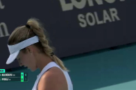 WTA1000迈阿密站1/16决赛：卡林斯卡娅vs佩古拉丨失误太多了！佩古拉移动中反拍击球出界 首盘抢七已连丢四分_腾讯新闻