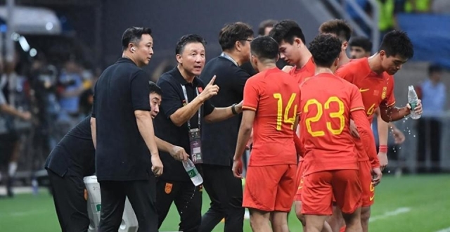 荣誉战！CCTV5直播U23国足VS阿联酋，成耀东为何执着用门将踢前锋_腾讯新闻