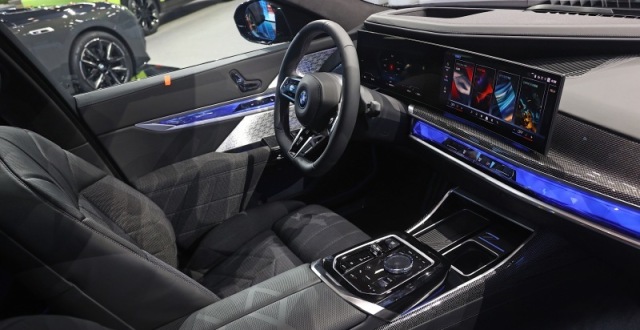 2023成都车展：宝马i7 M70L和M760Le上市 售价189.9万和181.9万_腾讯新闻