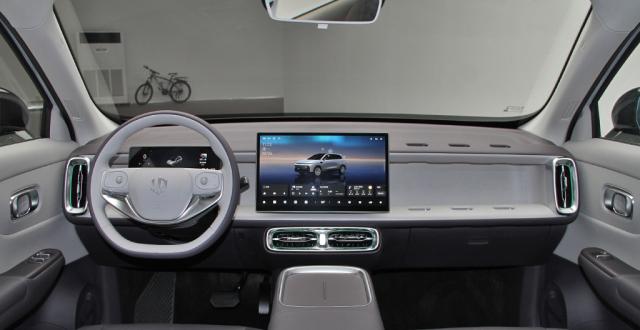 零跑B10内饰亮相 车机搭载8295芯片 新车3月开启预售_腾讯新闻