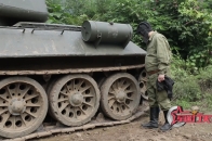 军迷身着苏军坦克服打卡原版T-3485中型坦克！_腾讯新闻