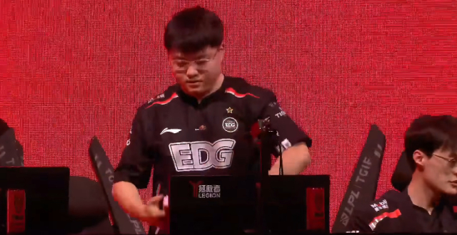 RNG偷家击败EDG，UZI四杀难救主，赛后面露难色，不甘心_腾讯新闻