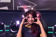 KPL梦之队EWC表演赛上的小姐姐是真可爱啊 _腾讯新闻