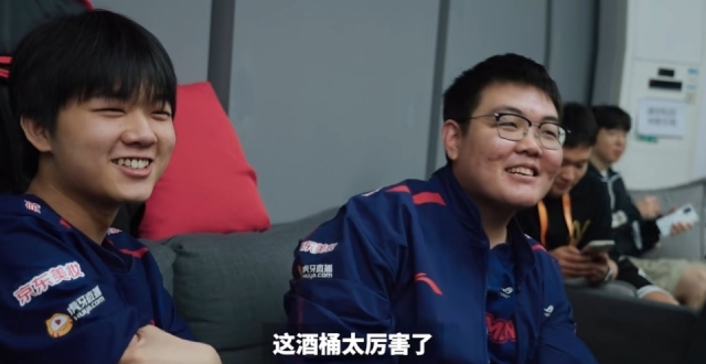 JDG冠军文化逗乐观众，369沉迷父子游戏，Bin一脸严肃，后被暴打_腾讯新闻