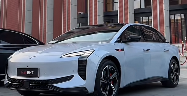 红旗EH7现身街头，大过汉EV配619马力，续航820km+换电_腾讯新闻