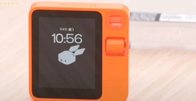 rabbit r1第一批买家秀来了！经历轰动与质疑后，AI硬件销冠诞生_腾讯新闻