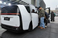 国产首款纯电大型MPV，理想MEGA售价55.98万，将竞争奔驰V级？_腾讯新闻