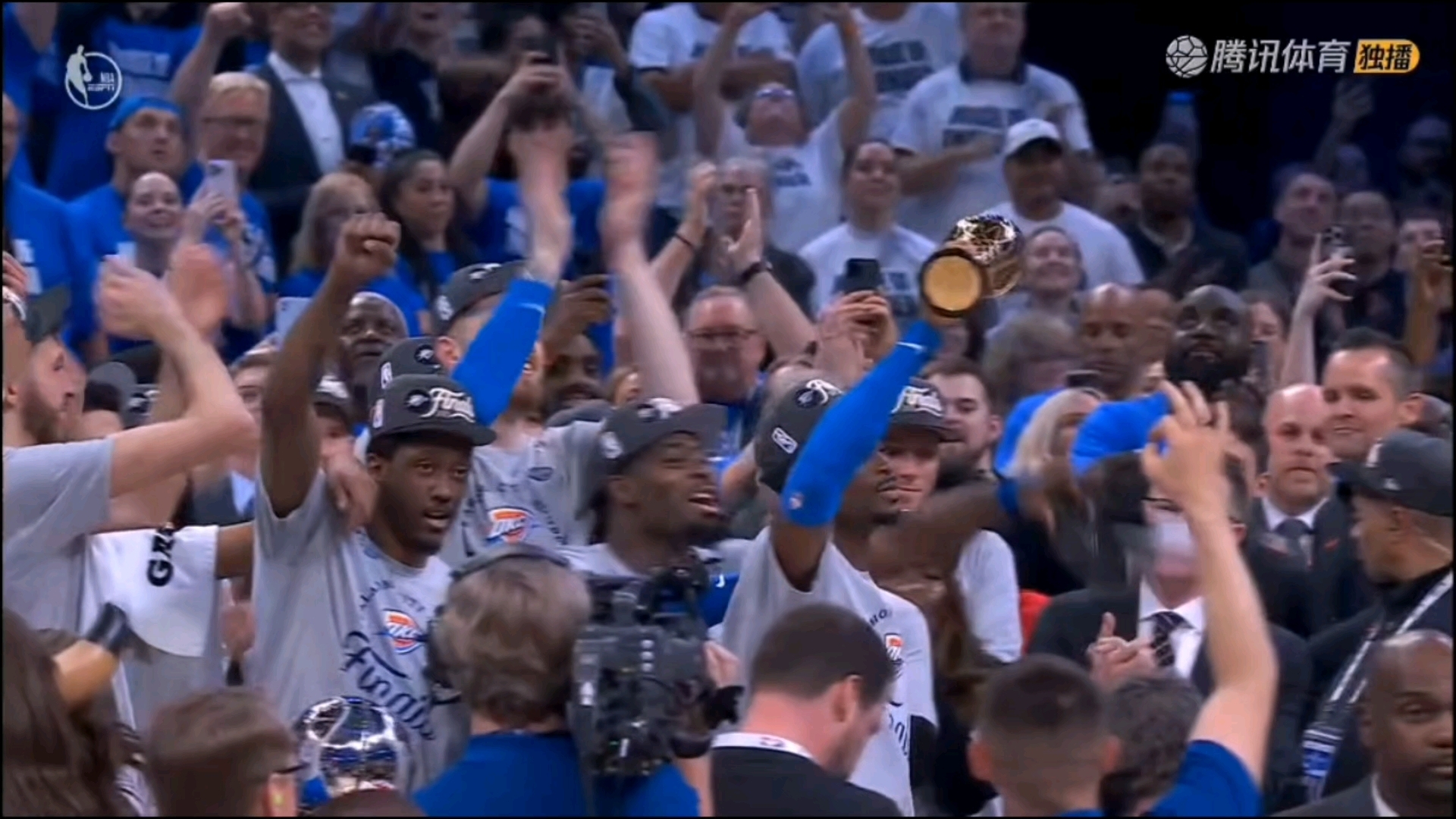 实至名归！亚历山大当选西决MVP，全场高呼MVP庆祝_腾讯新闻