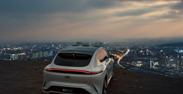 重庆国际车展，智己LS7新增上市2款Max版本，权益价29.98万元、31.98万元_腾讯新闻