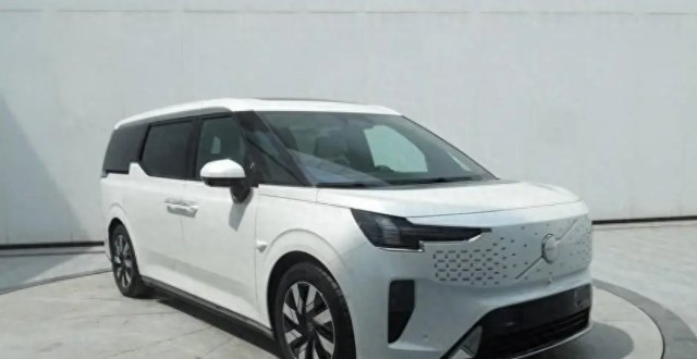 豪华版极氪009，售价81.8万元，沃尔沃EM90正式发布！_腾讯新闻