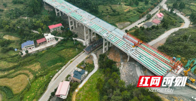 永新高速G207跨线桥全幅贯通_腾讯新闻