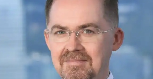 瑞银全球股票交易“掌舵人”贺立言：全球投资焦点东移，警惕美股散户情绪转向_腾讯新闻