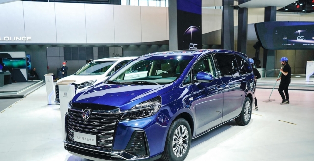 探店｜4月销量差近一半！别克GL8能靠PHEV夺回？选它还是腾势D9？_腾讯新闻