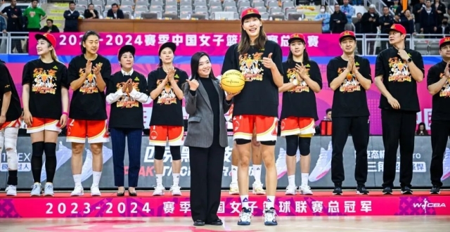 观赏性极高难掩关注不足！WCBA从“我耀全场”到“我耀世界”需几步？_腾讯新闻