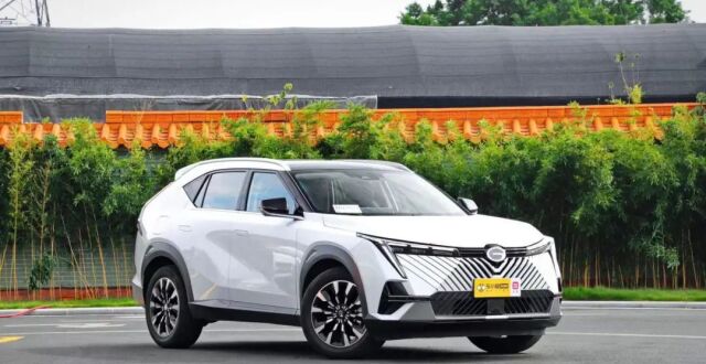 买不起国产车？全系8AT，12.3寸双联屏，轴距超2米7，11万就能买！_腾讯新闻