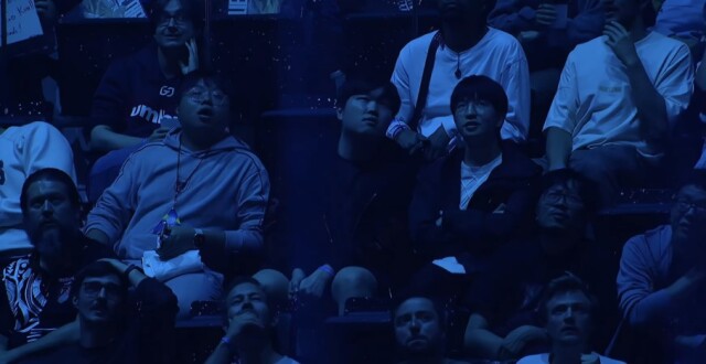 刺探敌情？BLG选手Bin和Elk现场观战T1 vs GEN_腾讯新闻