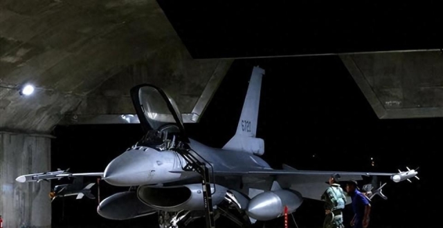 141架F16V已升级，新版本已经下线服役，与歼10C战机比孰强孰弱？_腾讯新闻