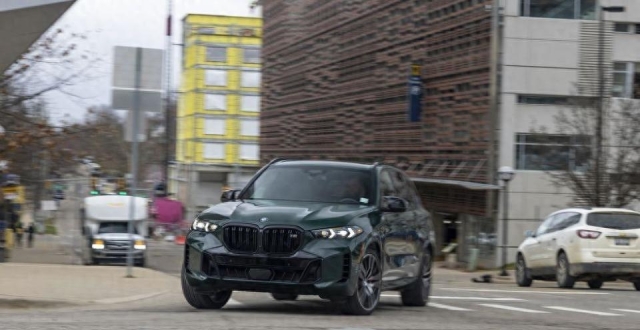 搭载4.4T V8发动机，2024款宝马X5 M60i实车图发布_腾讯新闻