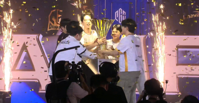 DNW斩获PGC冠军重铸荣光，17难逃亚军魔咒，PeRo醒的太晚了_腾讯新闻