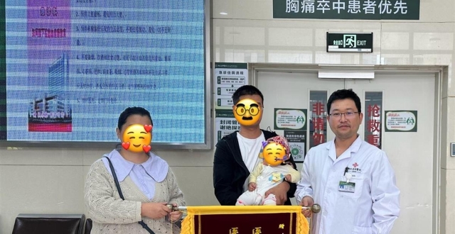 宝宝手臂突然无法动弹，医生三秒复位显神威 腾讯新闻