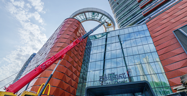 最后一块悬空玻璃安装完毕！沈阳环球港动感城解锁“太空漫步”..._腾讯新闻