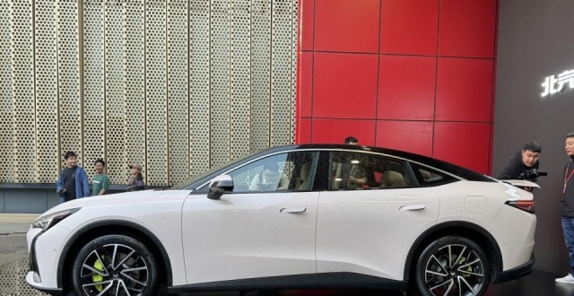 高配卖SU7入门价，但有全域800V，还降价2万5，极狐阿尔法S5预售_腾讯新闻