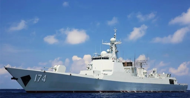 海警版052D现身，满排超6000吨，美媒：第一岛链已困不住中国_腾讯新闻