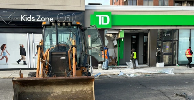 加拿大小偷开挖掘机抢银行，直接抬走整部ATM机_腾讯新闻