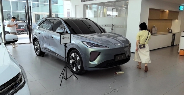 奇瑞风云E06实车到店，长超4米8+冰箱，配激光雷达+续航超1600km_腾讯新闻