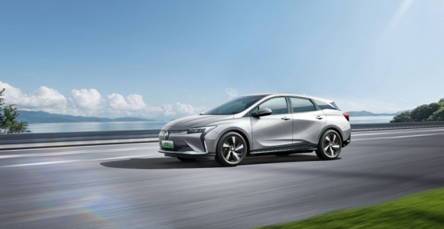 别克纯电轿车微蓝6 430km版全新上市 售价11.28万元起_腾讯新闻