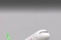 可在空中连WiFi打游戏看电影，首架提供客舱局域网的C919入列_腾讯新闻