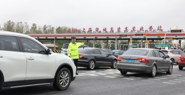 长假首日虹桥枢纽、G40长江隧桥迎大客流，车流出沪高峰或持续3天_腾讯新闻