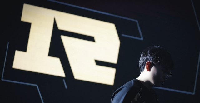 知情人爆料RNG夏季赛阵容：上单ZDZ，打野wei！中单汤圆，AD焕烽_腾讯新闻