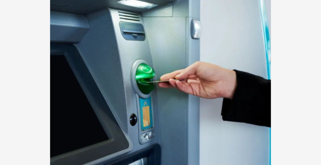 在ATM机取钱后，卡上竟多出几笔海外消费记录……｜今晚九点半_腾讯新闻