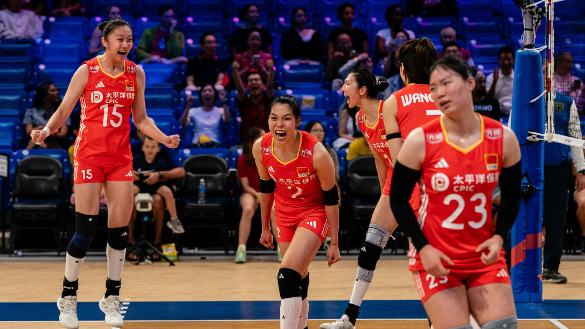 女排小花串联需加强 陈厚羽匪夷所思判断失误 波兰自由人垫球得分_腾讯新闻