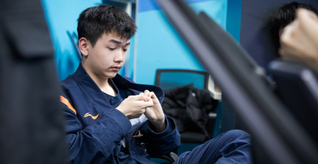 OMG双TP偷家，2：1逆境翻盘JDG上热搜！369和Knight重温被偷家噩梦_腾讯新闻