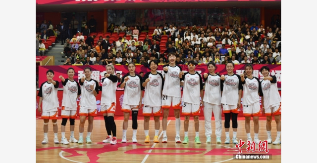 四川女篮获颁2022-2023赛季WCBA总冠军旗和总冠军戒指_腾讯新闻