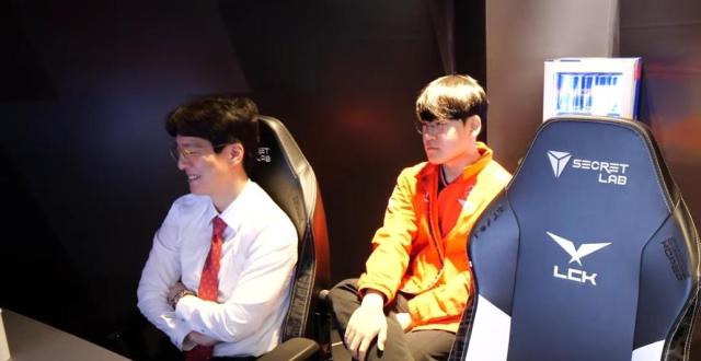 T1首发新人AD选手Smash，职业赛场首秀完美发挥，成功拿下KT一战_腾讯新闻