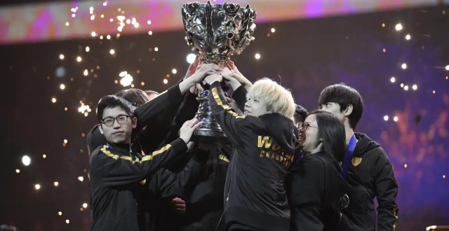 主编有态度丨FPX退出LPL：金元买来的辉煌能长久吗？_腾讯新闻