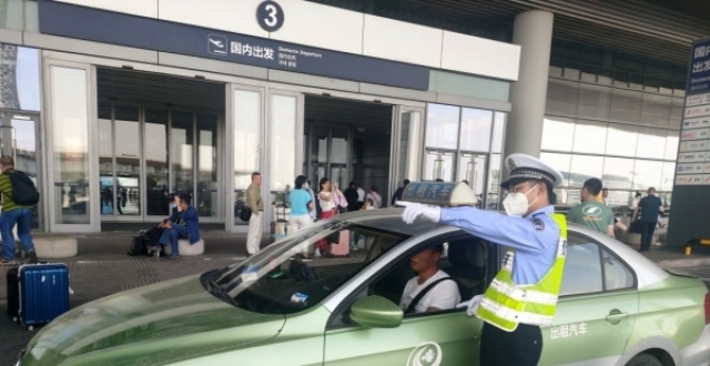 发微博长文讲述暖心事，上海旅客欲寻青岛“热心警察”_腾讯新闻