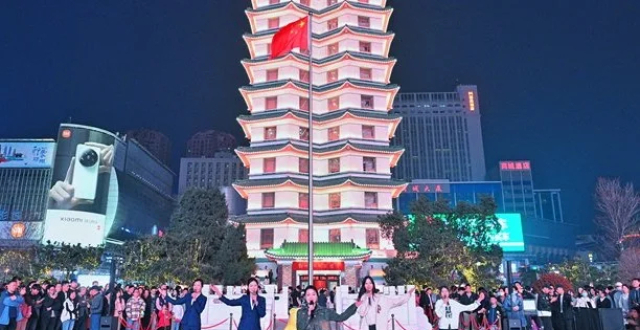 人气爆满！郑州二七塔上演“冬去春来 玉兰花开”主题快闪_腾讯新闻
