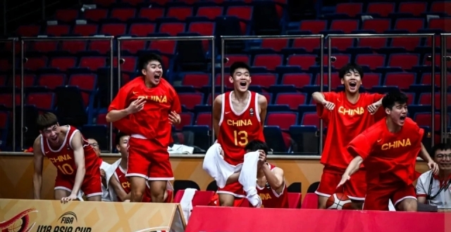 太残暴！中国男篮U18狂胜印度46分 锁定明年男篮世界杯门票_腾讯新闻
