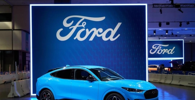 夸爆小米SU7的福特CEO，要花300亿梭哈电车_腾讯新闻