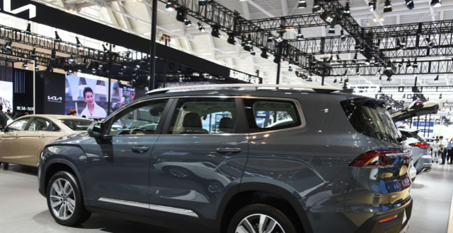 比星越L便宜，吉利中型SUV整容亮相天津，1.8T有七座_腾讯新闻