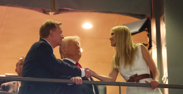 伊万卡7岁儿子在超级碗上“保护”外祖父走红，网友：有成为特工潜质_腾讯新闻