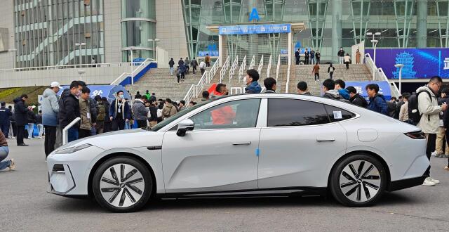 17.58万元起 吉利银河E8上市 配骁龙8295座舱/45英寸8K屏_腾讯新闻