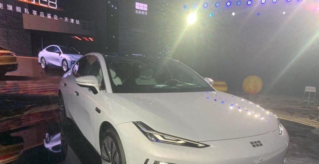 支持800V超充，配45英寸8K屏，银河E8预售价18.8万起竞争力如何？_腾讯新闻