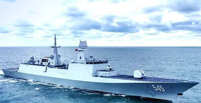 054B首舰在青岛服役，排水量5千吨超级隐身，未来或造50艘_腾讯新闻