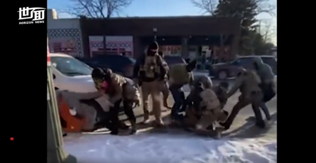 美国又一居民遭联邦执法人员枪击身亡：7人跪压制伏一男子，搏斗中响起数声枪响_腾讯新闻