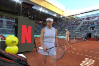 WTA1000马德里站1/16决赛：莱巴金娜vs斯维托丽娜丨连保带破！斯维托丽娜超高速ACE球+对手放短失误再下一局_腾讯新闻